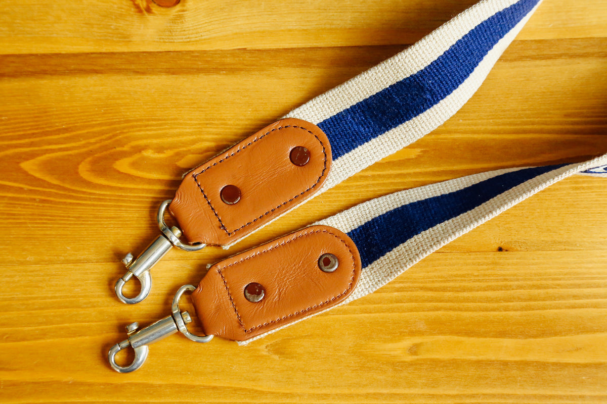 OLYMPUS Beige x Blue Vintage Strap – Ein Camera